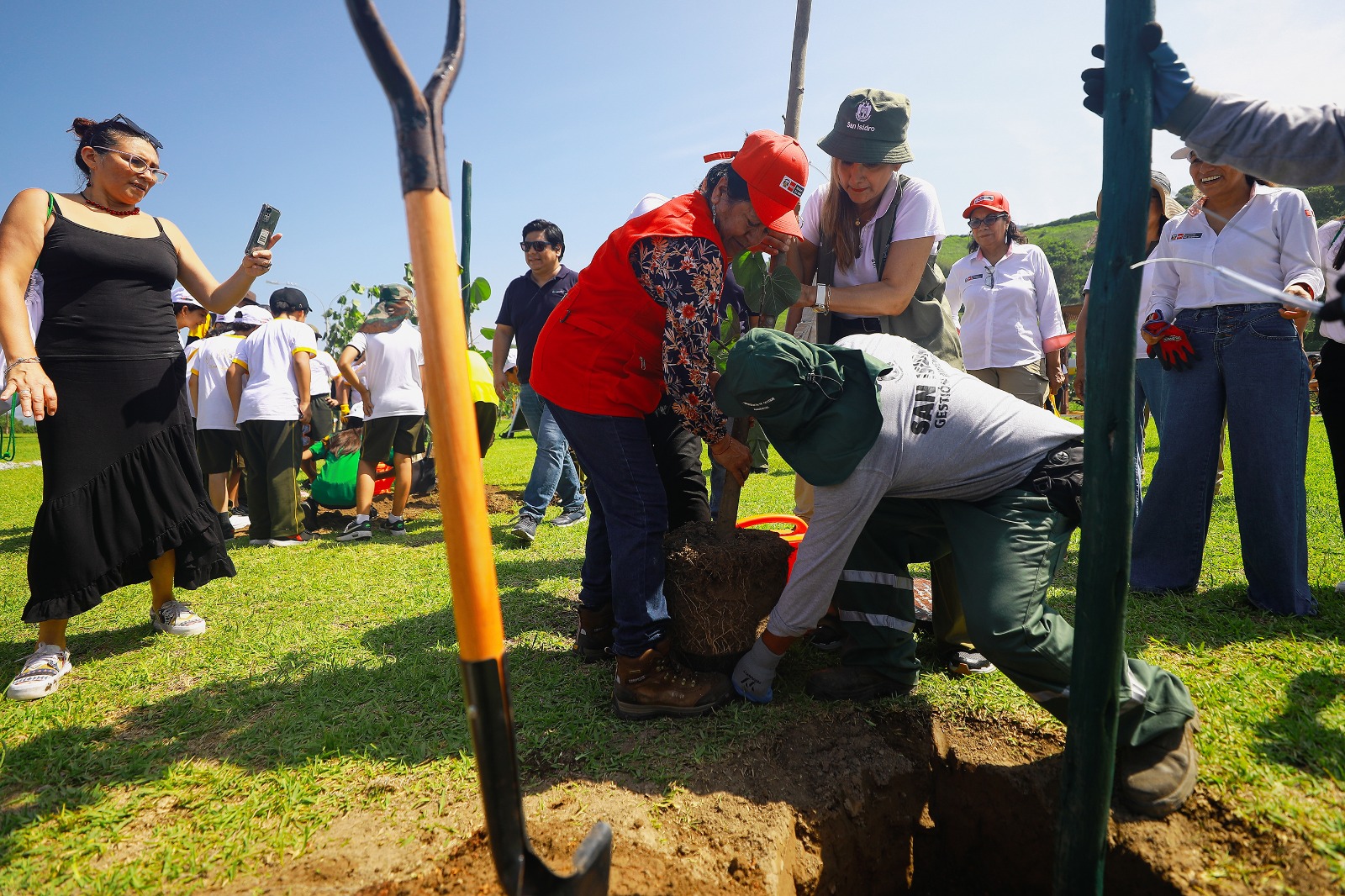 Plantamos 200 nuevos árboles en el Bosque Bicentenario | Municipalidad ...