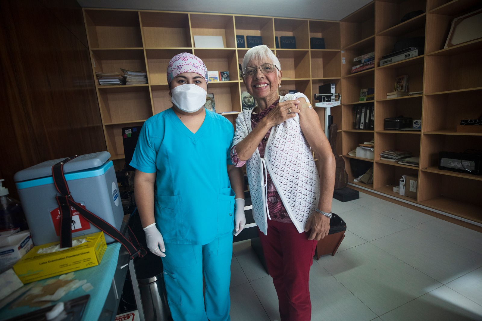 Vecinos son inoculados contra la influenza en los Centros de Encuentro ...