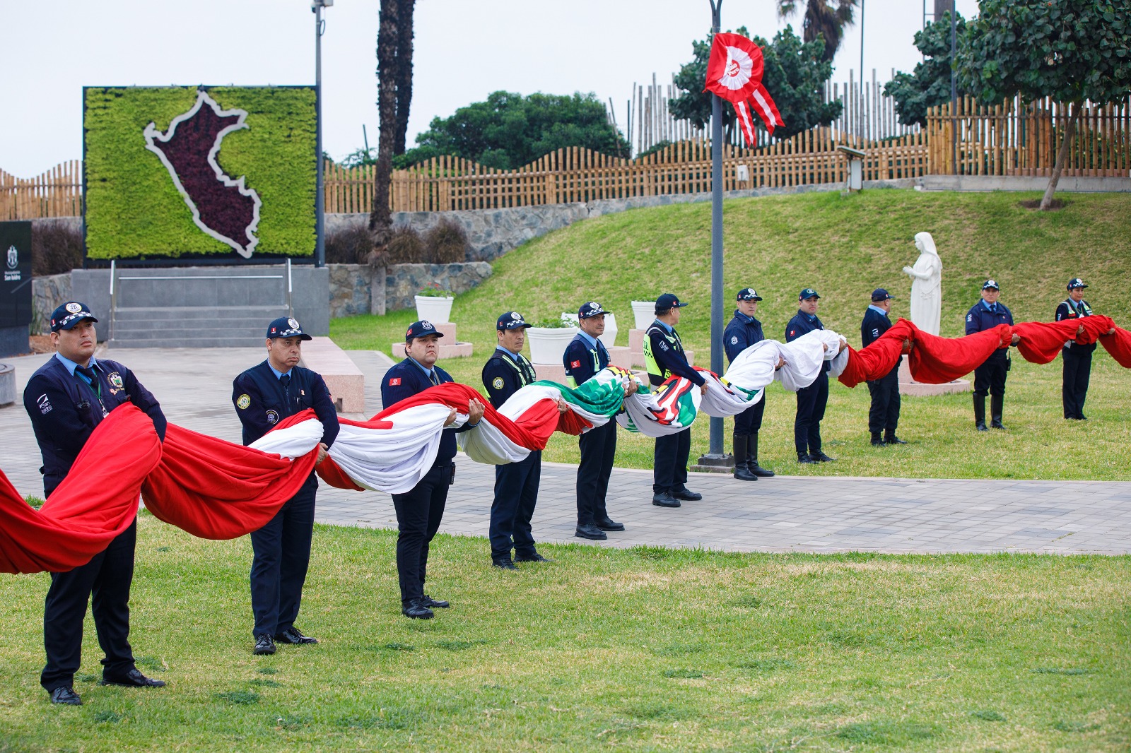Se realizó izamiento del pabellón nacional y Sesión Solemne por Fiestas ...