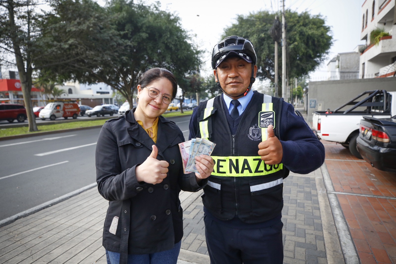 Acto de honradez: Sereno de San Isidro encontró dinero en la calle y se ...